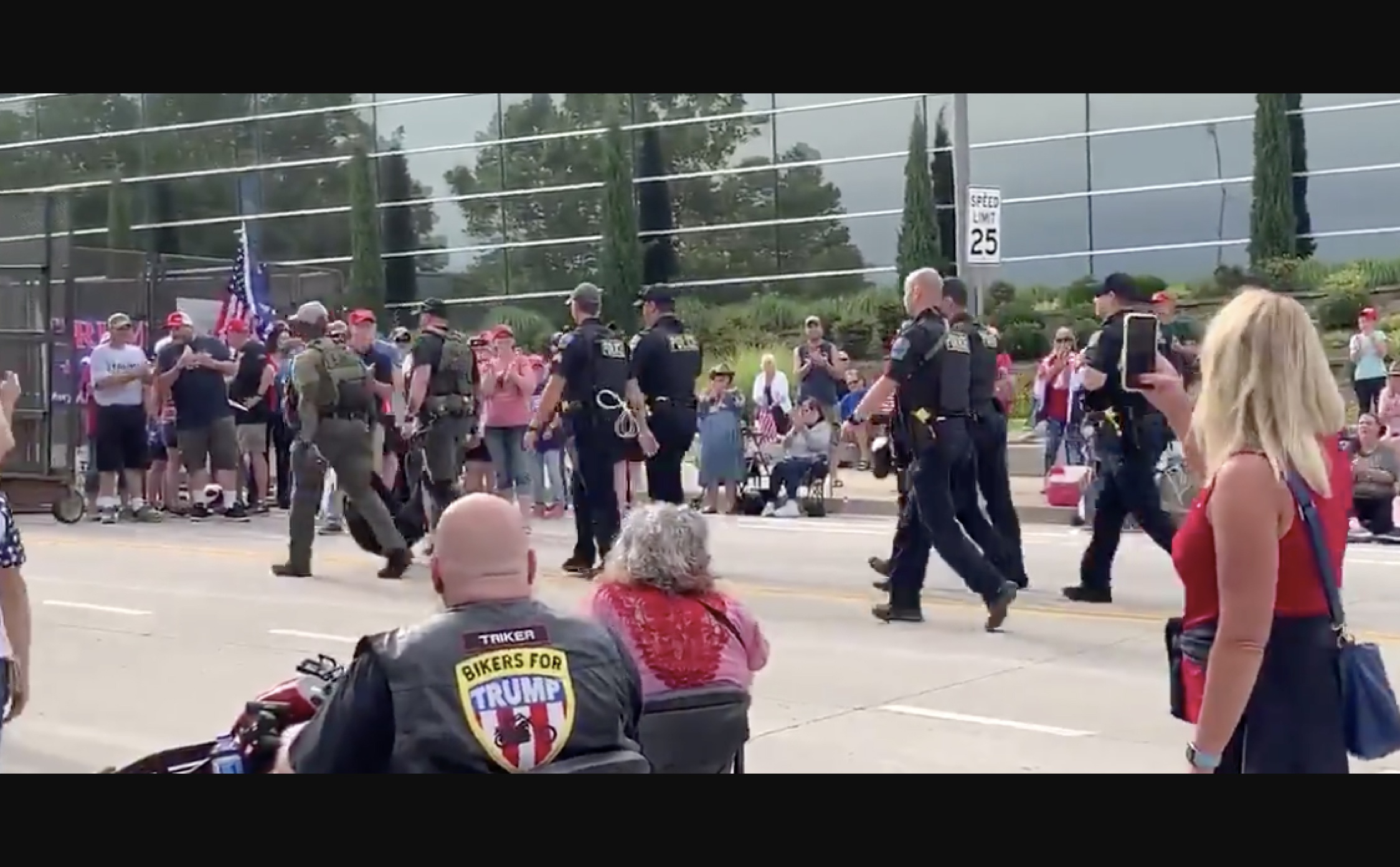 [VIDEO] Trump Supporters Give Police and National Guard Standing ...